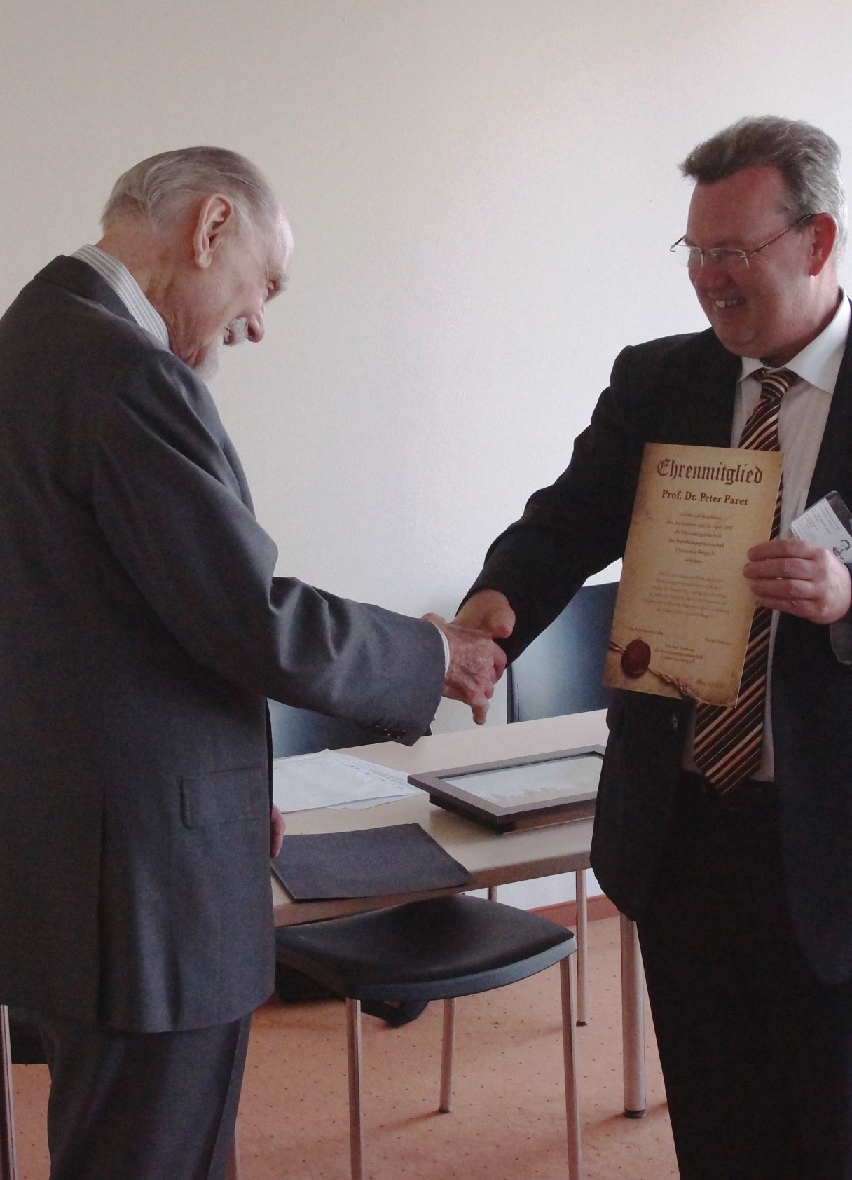 Prof. Dr. Peter Paret erhält Ehrennadel in Silber der Clausewitz ...